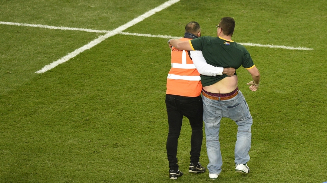 Fan joins ruck during Rugby World Cup clash | beIN SPORTS
