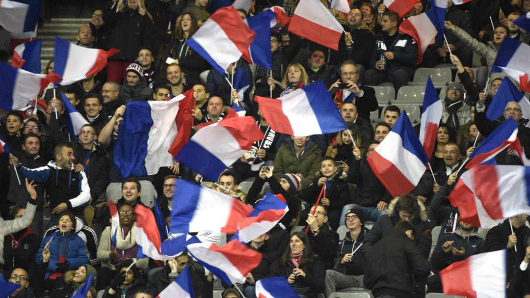 Fans pour on to Stade de France pitch over Paris safety concerns | beIN ...