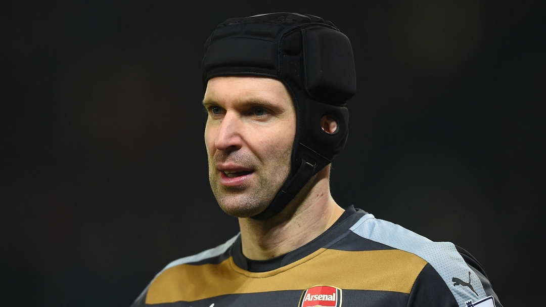 Petr Cech Makes Chelsea Return To Find Misplaced Gloves! | beIN SPORTS