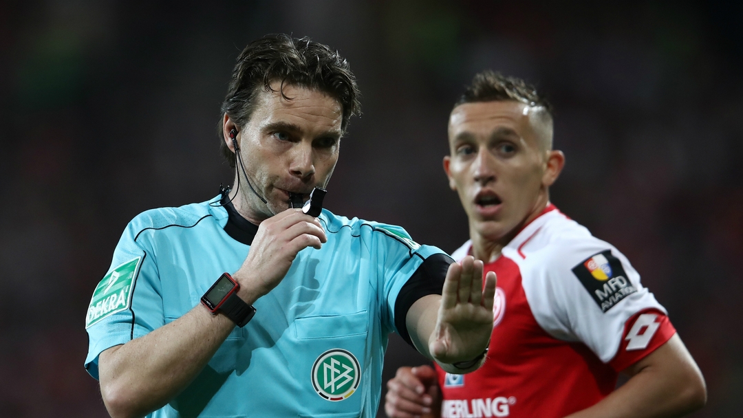 Players forced to return from half-time break | beIN SPORTS