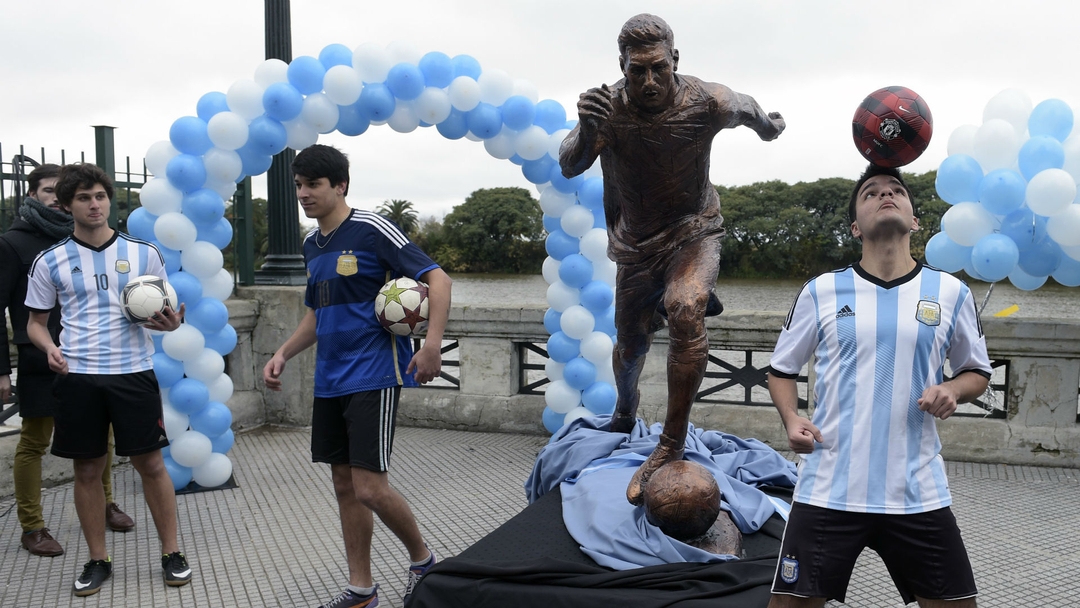 Lionel Messi Statue Cut In Half | beIN SPORTS