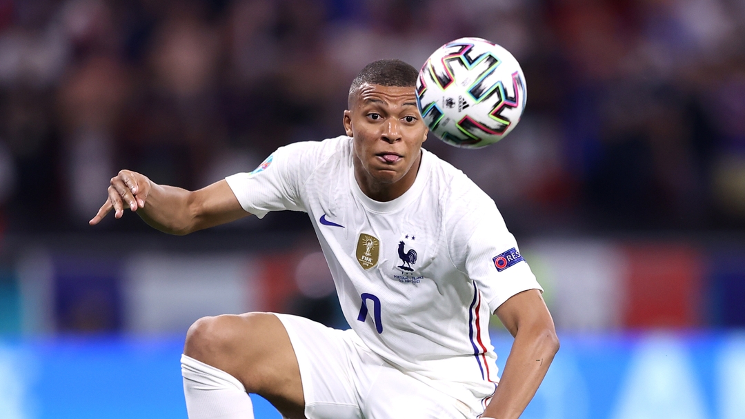 Kimpembe Leaps To Defend Mbappe After Recent C | beIN SPORTS