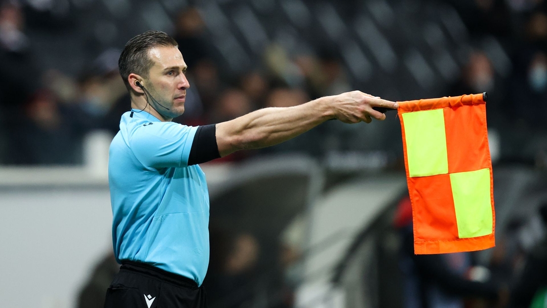 Assistant referee escapes punishment after Rob | beIN SPORTS