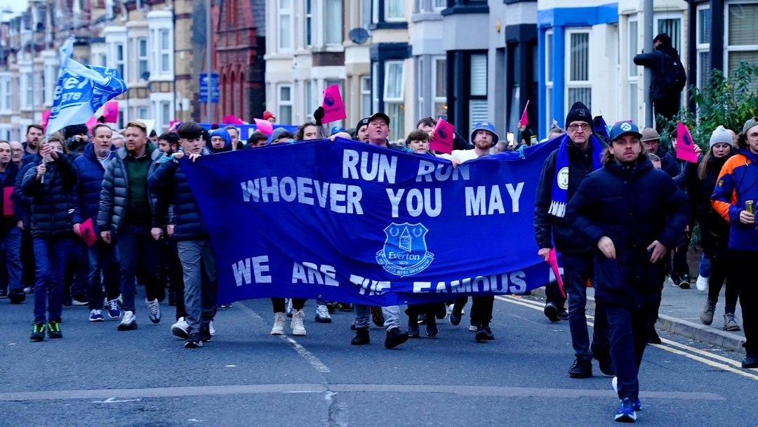 Everton fans protest over points deduction ahead of and during Man Utd ...