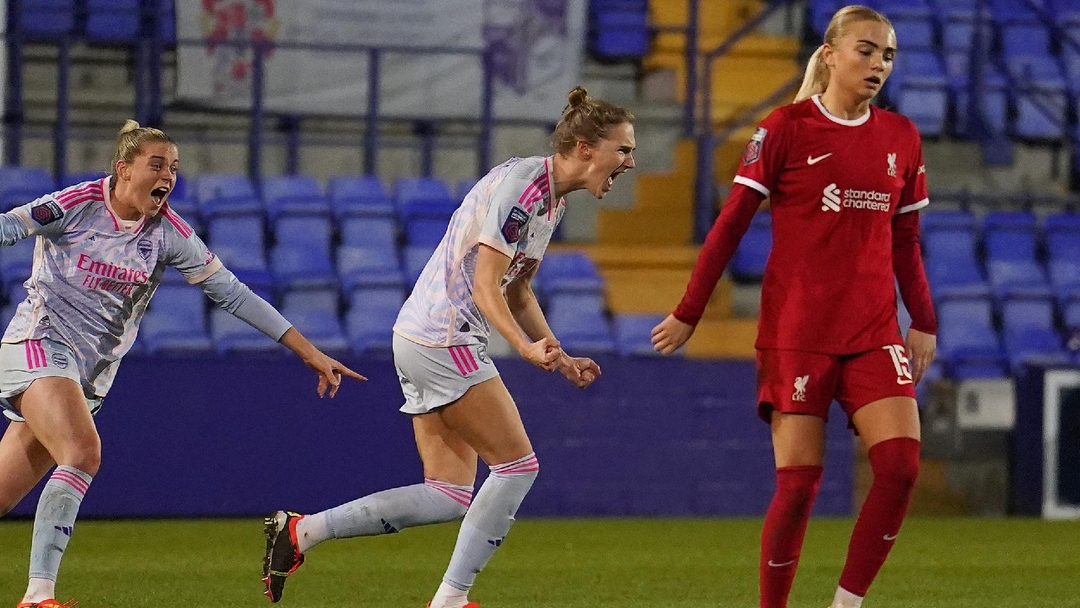 Arsenal and Manchester City both win to keep pace with WSL leaders ...