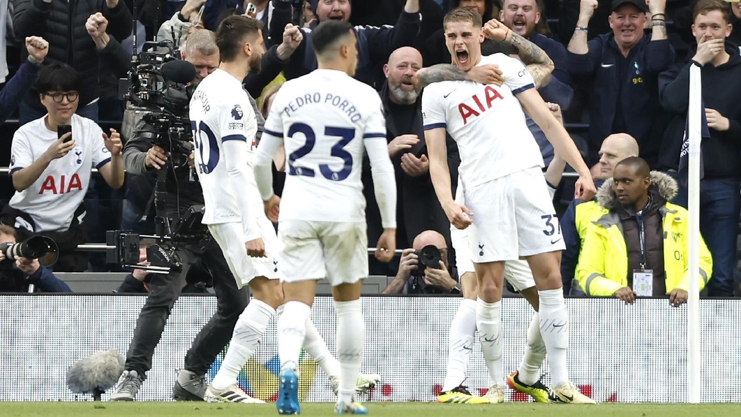 Tottenham move into the top four with victory over struggling Forest ...