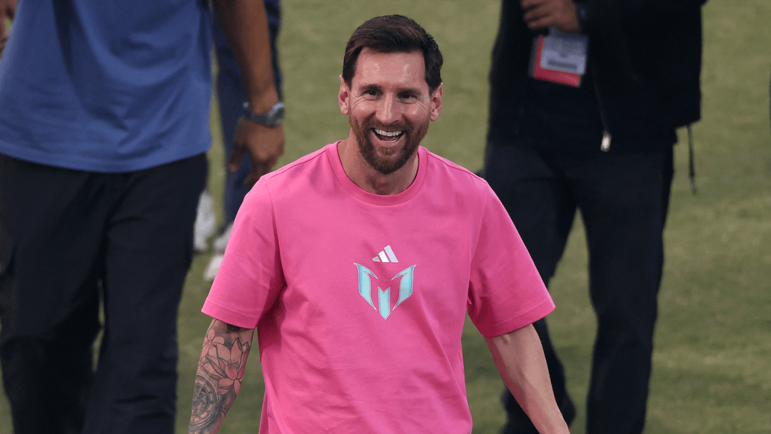 A Luxury Only for the Rich! A Photo and Handshake With Lionel Messi ...