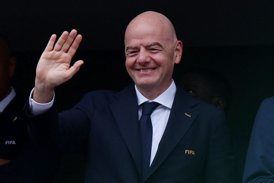 Las leyendas de Brasil dejan a Gianni Infantino persiguiendo el balón ...