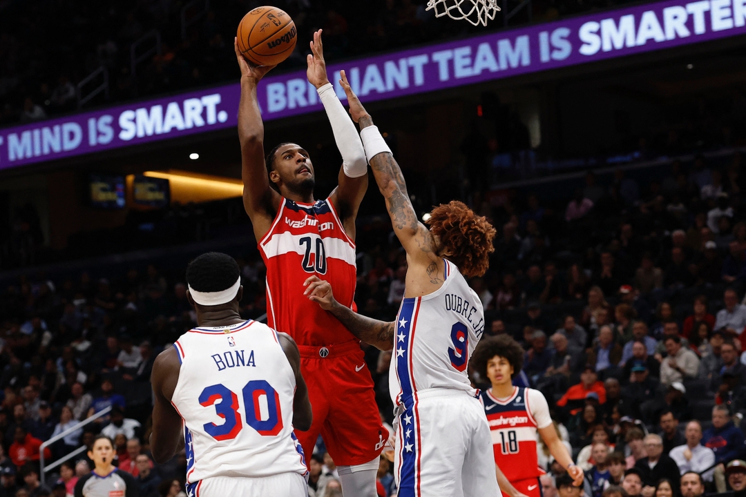Alex Sarr en impose devant Joel Embiid | beIN SPORTS