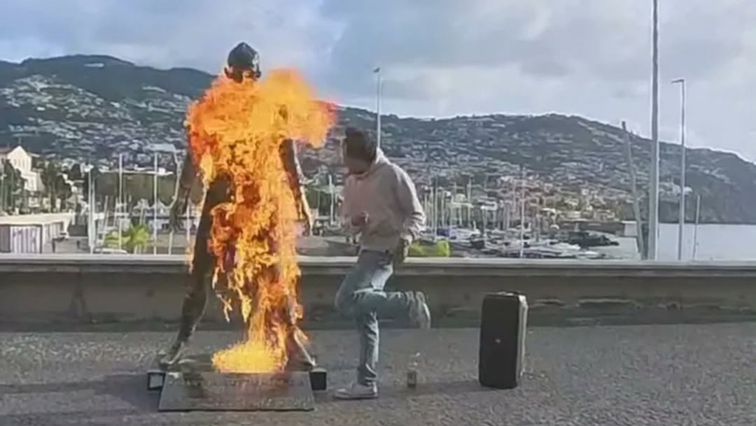 Man sets fire to Cristiano Ronaldo statue | beIN SPORTS