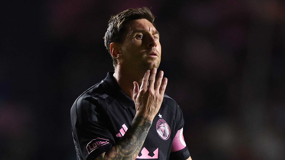 Video: Messi falls after fan invasion in Inter Miami friendly | beIN SPORTS