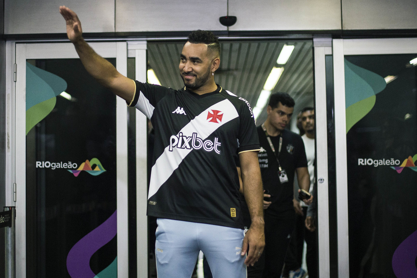 Payet recibe un baño de masas de hinchas del Vasco en su llegada a ...