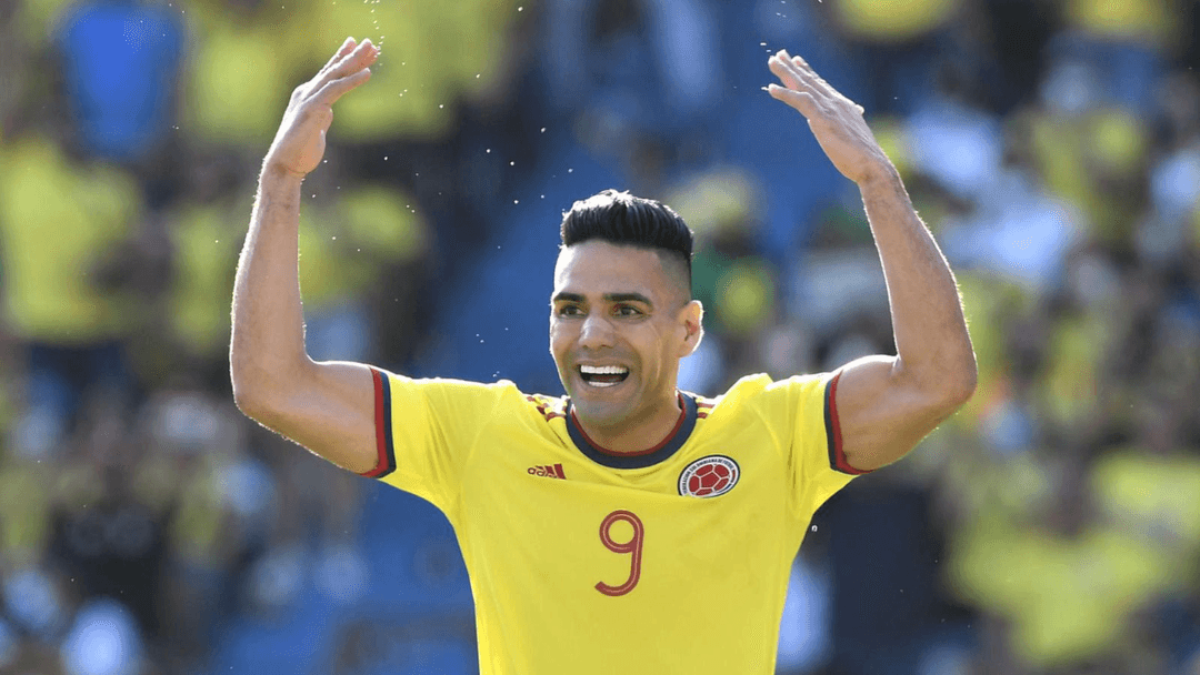 La viral y poco parecida estatua del jugador de Radamel Falcao ...