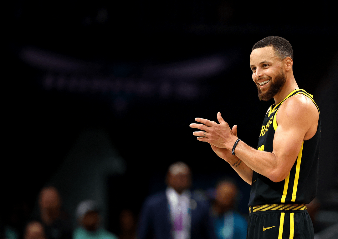 Stephen Curry se voit sur le podium à 3-pts avec James Harden et Klay ...