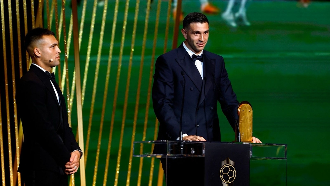 Emiliano "Dibu" Martínez Wins The Best Goalkeeper of the Year Award for ...